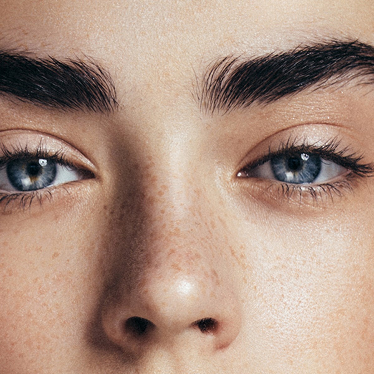 Fluffy Brows: Trend přirozeného obočí